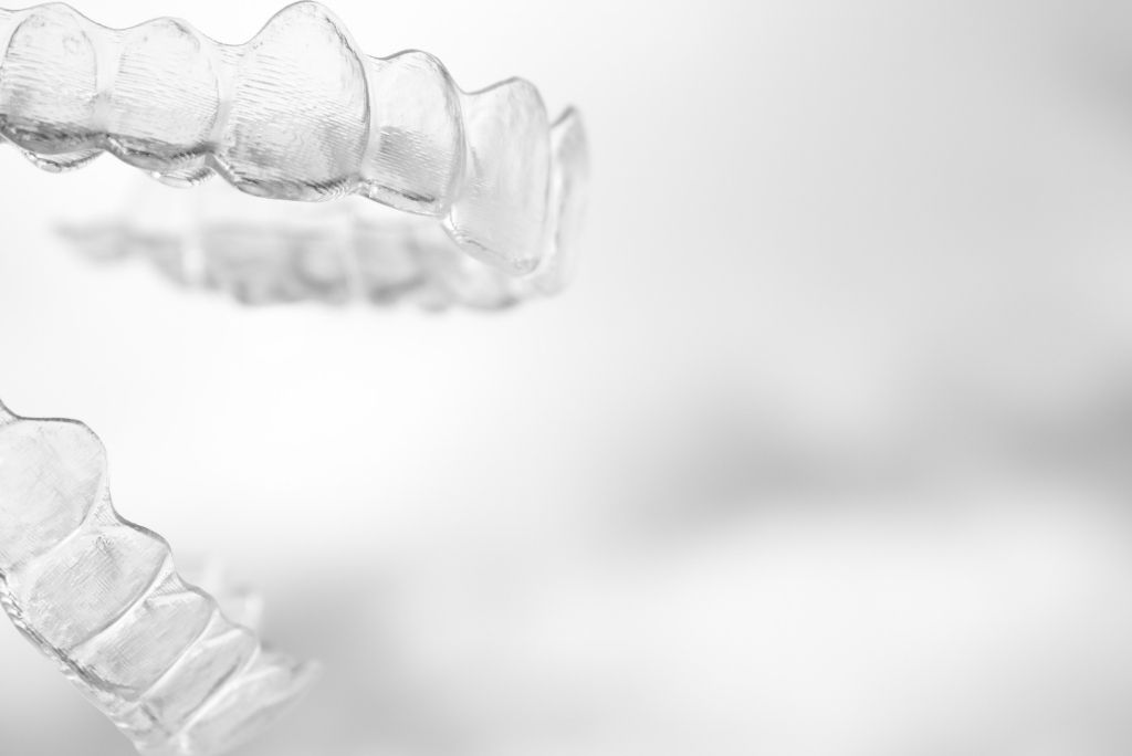 ¿Qué son los ataches de Invisalign® y para qué sirven? - ICA - Canarias