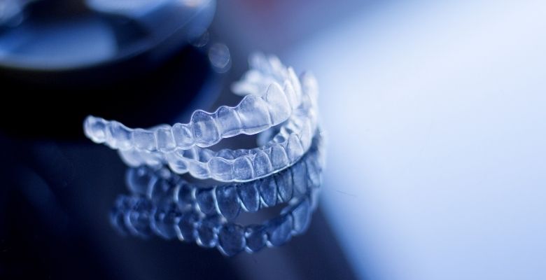 ¿Qué son los ataches de Invisalign® y para qué sirven? - ICA - Canarias